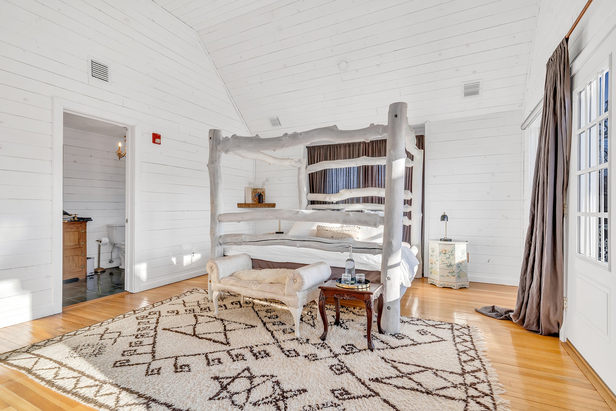 Rooms — Lin Beach House